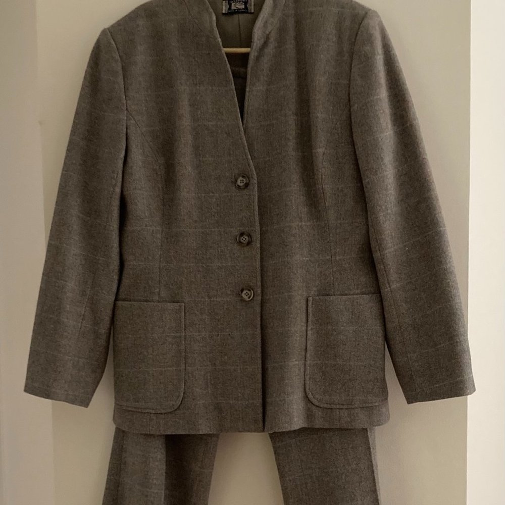 Beautiful Vintage Wool And Casmere Suit Size 14 - Gem